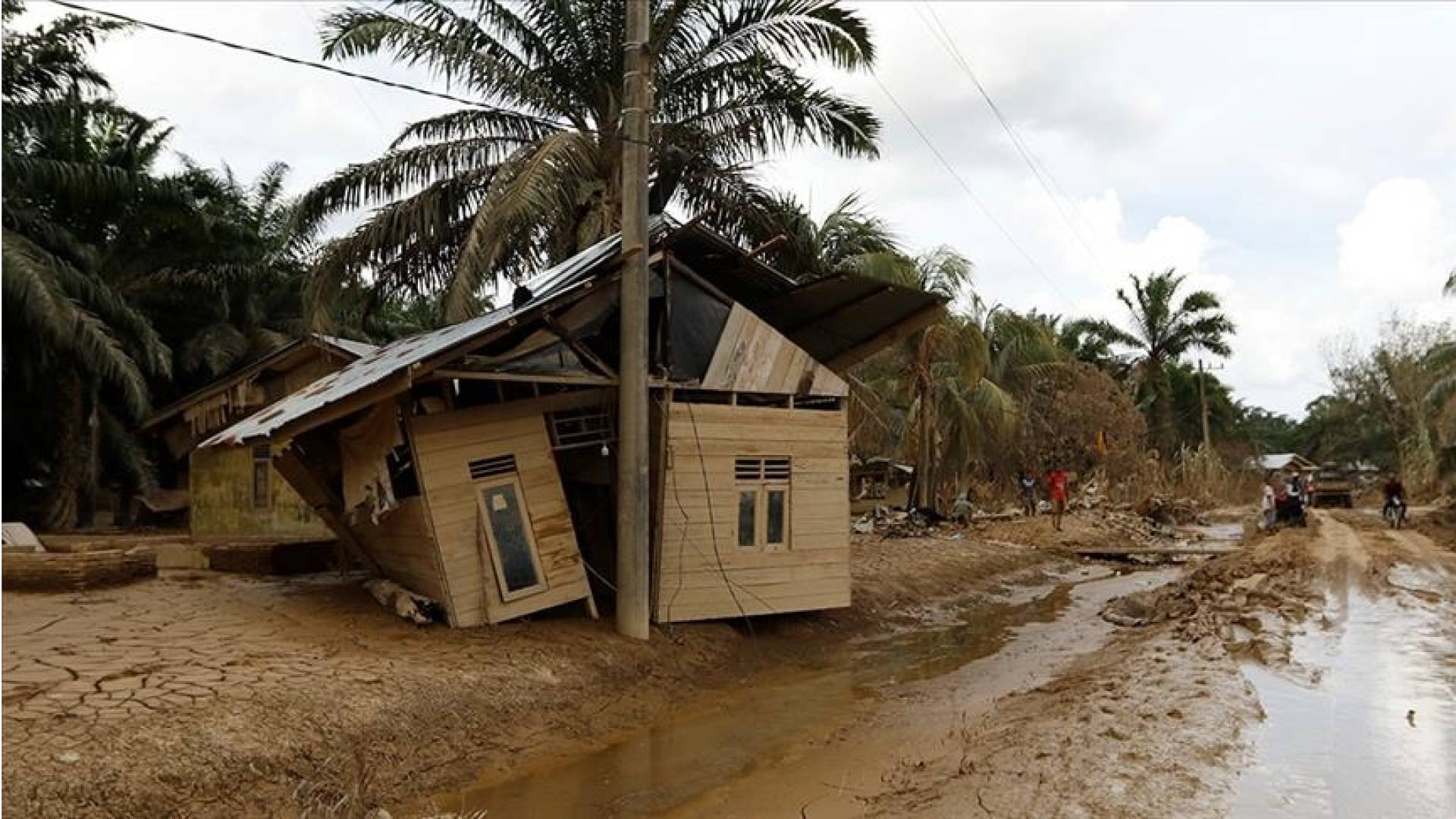 Roya News | Iran expo faces ridicule for fake robot display